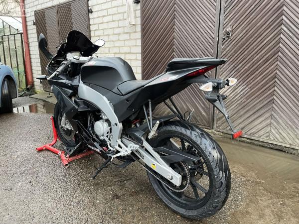 Black Aprilia RS 2016 in Silute, with an engine capacity of 0.05 L and mileage of 16 thousand km for 1930 €, photo 9 on AUTOMOTO.COM.LV