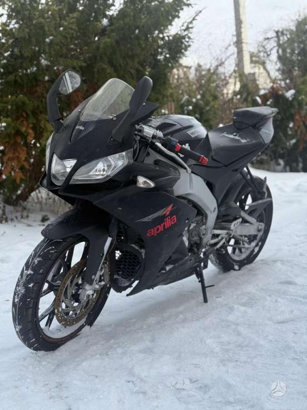 Black Aprilia RS 2017 in Vilkaviskis, with an engine capacity of 0.13 L and mileage of 32 thousand km for 1270 €, photo 1 on AUTOMOTO.COM.LV