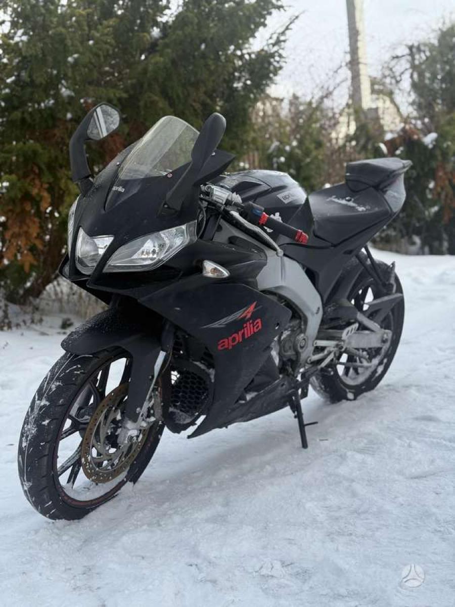 Black Aprilia RS 2017 in Vilkaviskis, with an engine capacity of 0.13 L and mileage of 32 thousand km for 1270 €, photo 1 on AUTOMOTO.COM.LV