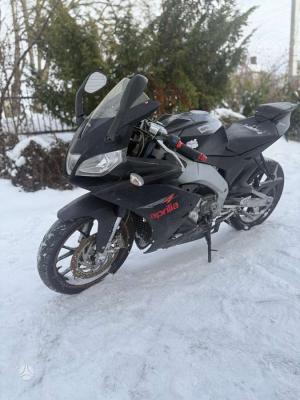 Black Aprilia RS 2017 in Vilkaviskis, with an engine capacity of 0.13 L and mileage of 32 thousand km for 1270 €, photo 2 on AUTOMOTO.COM.LV
