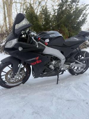 Black Aprilia RS 2017 in Vilkaviskis, with an engine capacity of 0.13 L and mileage of 32 thousand km for 1270 €, photo 3 on AUTOMOTO.COM.LV