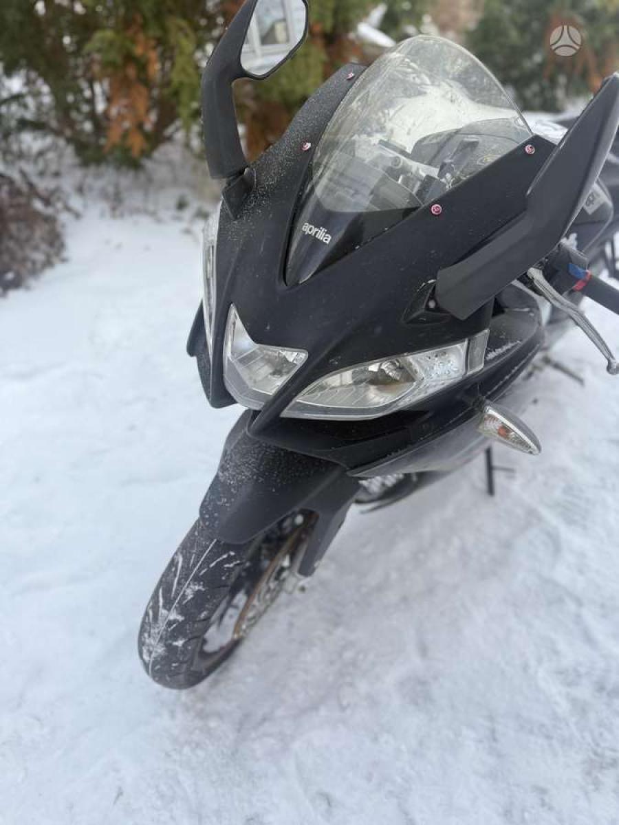 Black Aprilia RS 2017 in Vilkaviskis, with an engine capacity of 0.13 L and mileage of 32 thousand km for 1270 €, photo 10 on AUTOMOTO.COM.LV