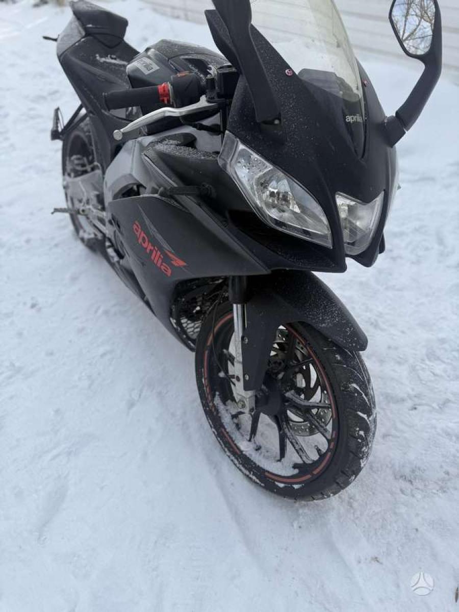 Black Aprilia RS 2017 in Vilkaviskis, with an engine capacity of 0.13 L and mileage of 32 thousand km for 1270 €, photo 11 on AUTOMOTO.COM.LV