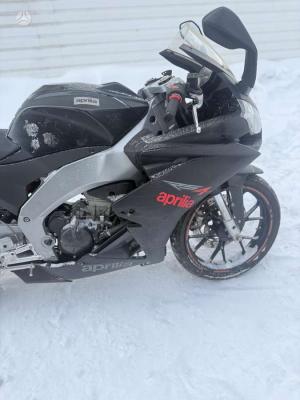 Black Aprilia RS 2017 in Vilkaviskis, with an engine capacity of 0.13 L and mileage of 32 thousand km for 1270 €, photo 12 on AUTOMOTO.COM.LV