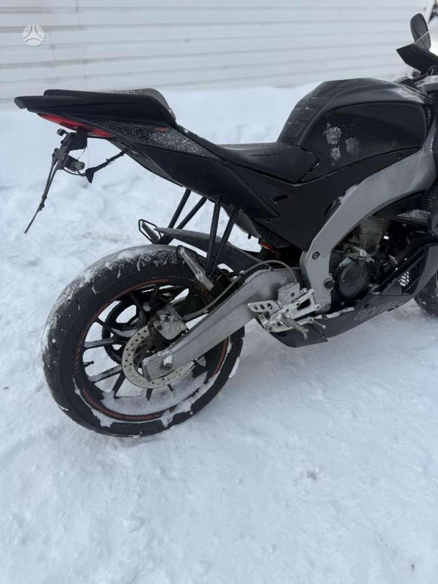 Black Aprilia RS 2017 in Vilkaviskis, with an engine capacity of 0.13 L and mileage of 32 thousand km for 1270 €, photo 13 on AUTOMOTO.COM.LV