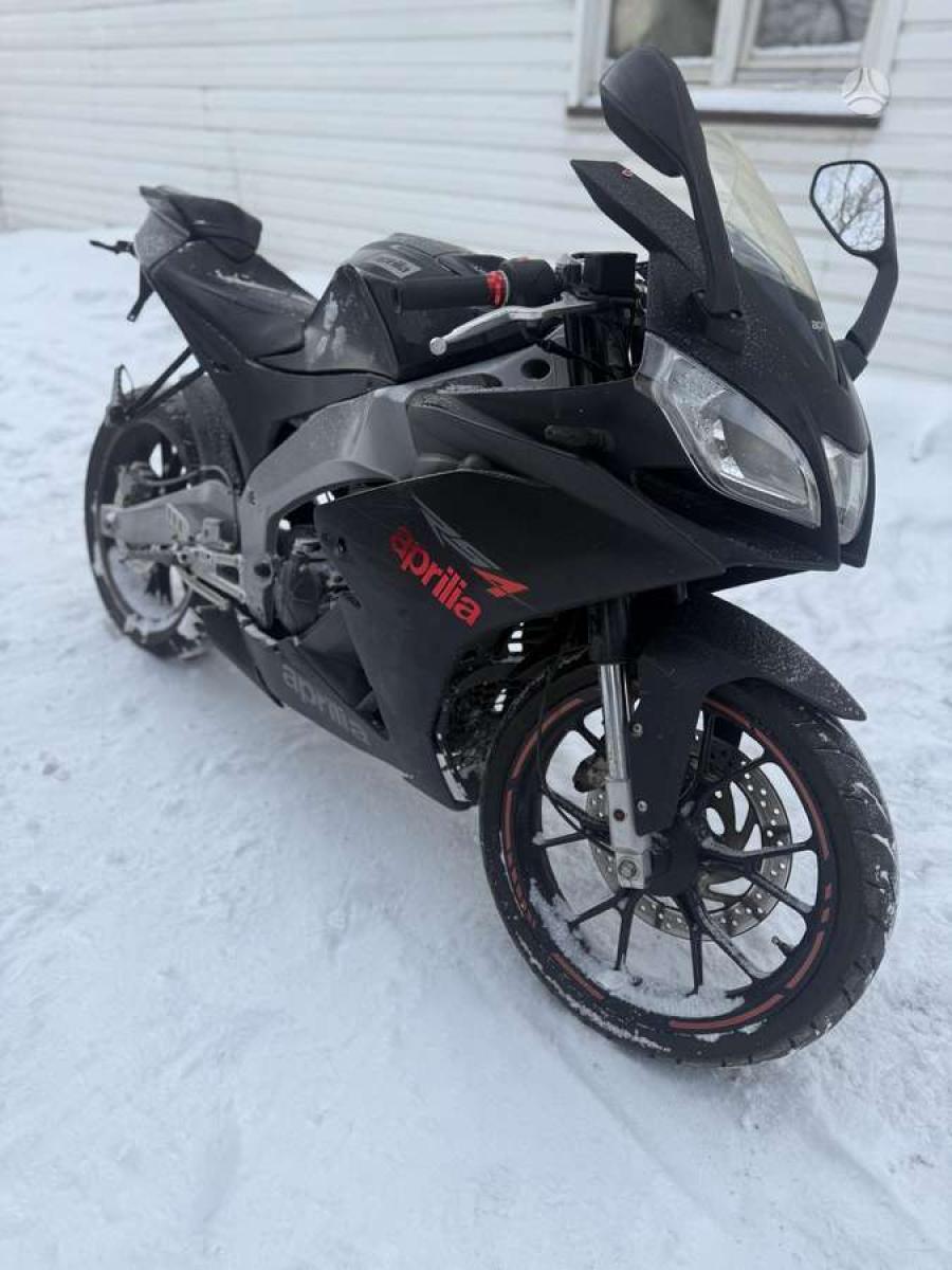 Black Aprilia RS 2017 in Vilkaviskis, with an engine capacity of 0.13 L and mileage of 32 thousand km for 1270 €, photo 15 on AUTOMOTO.COM.LV