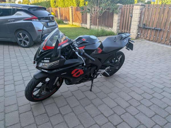 Melns Aprilia RS 2023 Kauņa, ar dzinēja tilpumu 0.13 L un nobraukumu 18 tūkst. km par 2350 €, foto 1 vietnē AUTOMOTO.COM.LV