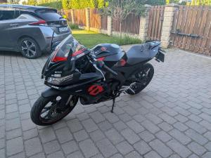 Melns Aprilia RS 2023 Kauņa, ar dzinēja tilpumu 0.13 L un nobraukumu 18 tūkst. km par 2350 €, foto  vietnē AUTOMOTO.COM.LV