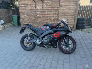 Black Aprilia RS 2023 in Kaunas, with an engine capacity of 0.13 L and mileage of 18 thousand km for 2350 €, photo 4 on AUTOMOTO.COM.LV