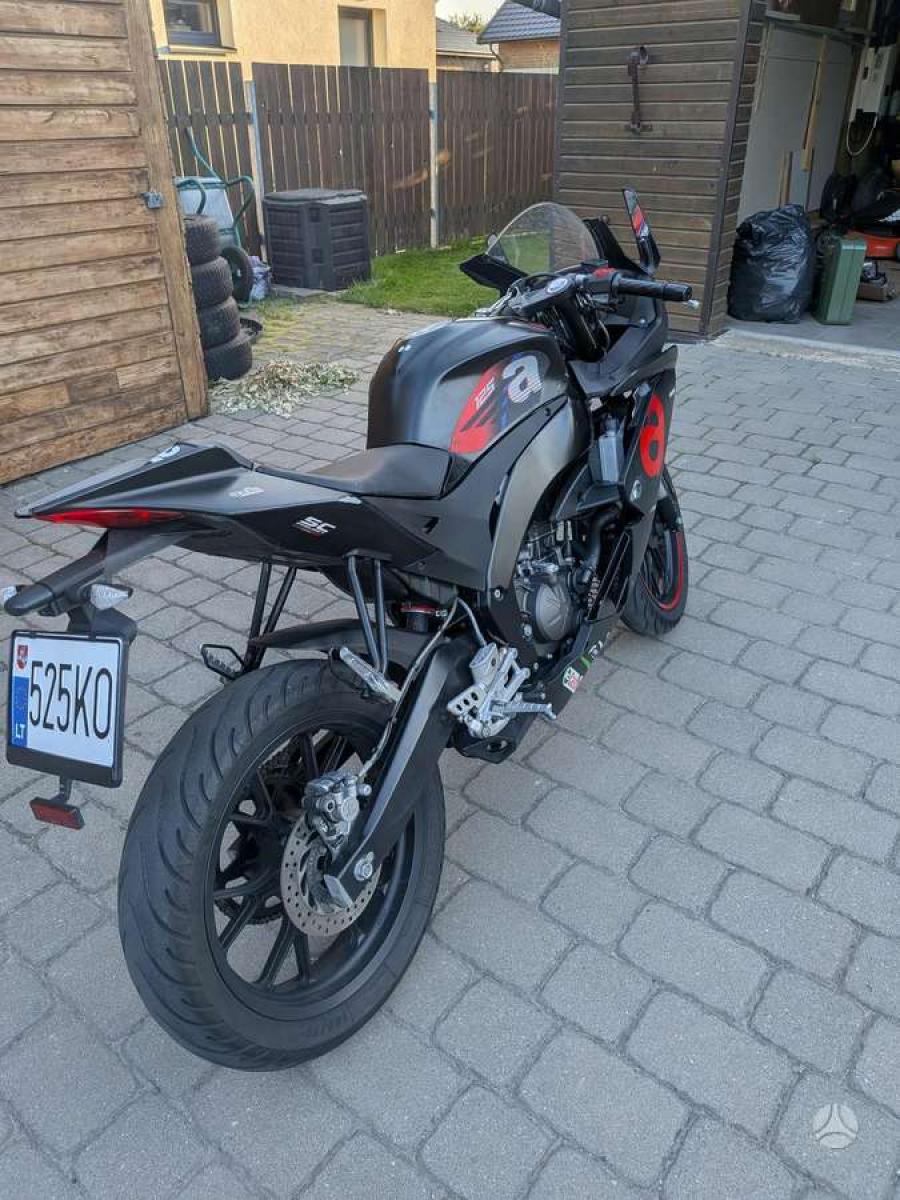 Black Aprilia RS 2023 in Kaunas, with an engine capacity of 0.13 L and mileage of 18 thousand km for 2350 €, photo 5 on AUTOMOTO.COM.LV