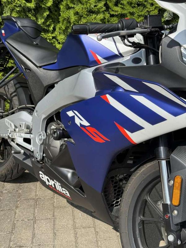 Aprilia RS 2023 Alīta, ar dzinēja tilpumu 0.13 L un nobraukumu 6 tūkst. km par 3195 €, foto 6 vietnē AUTOMOTO.COM.LV