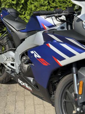 Aprilia RS 2023 Alīta, ar dzinēja tilpumu 0.13 L un nobraukumu 6 tūkst. km par 3195 €, foto 7 vietnē AUTOMOTO.COM.LV
