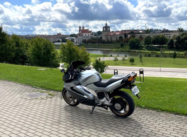 Aprilia RST 2001 in Vilnius on AUTOMOTO.COM.LV Grey Aprilia RST 2001 in Vilnius, with an engine capacity of 1.00 L and mileage of 84 thousand km for 2600 €, photo 3 on AUTOMOTO.COM.LV