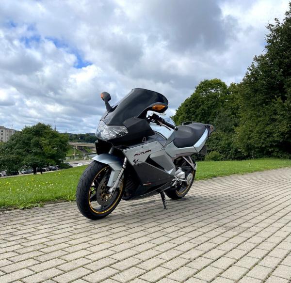 Aprilia RST 2001 in Vilnius on AUTOMOTO.COM.LV Grey Aprilia RST 2001 in Vilnius, with an engine capacity of 1.00 L and mileage of 84 thousand km for 2600 €, photo 4 on AUTOMOTO.COM.LV