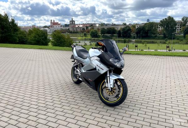 Aprilia RST 2001 in Vilnius on AUTOMOTO.COM.LV Grey Aprilia RST 2001 in Vilnius, with an engine capacity of 1.00 L and mileage of 84 thousand km for 2600 €, photo 9 on AUTOMOTO.COM.LV