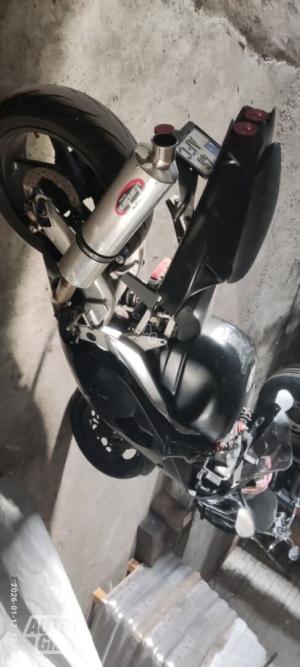 Black Aprilia RSV 2002 in Vilnius, with an engine capacity of 1.00 L and mileage of 0 thousand km for 1550 €, photo 7 on AUTOMOTO.COM.LV