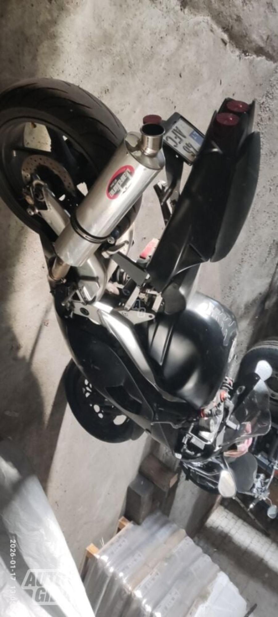 Black Aprilia RSV 2002 in Vilnius, with an engine capacity of 1.00 L and mileage of 0 thousand km for 1550 €, photo 7 on AUTOMOTO.COM.LV