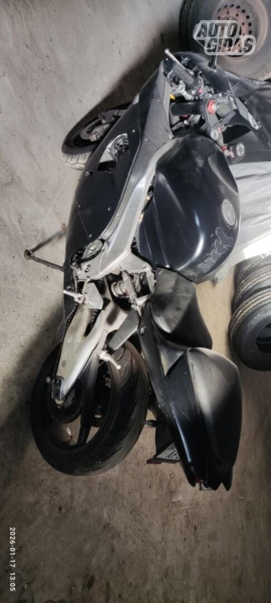 Black Aprilia RSV 2002 in Vilnius, with an engine capacity of 1.00 L and mileage of 0 thousand km for 1550 €, photo 8 on AUTOMOTO.COM.LV