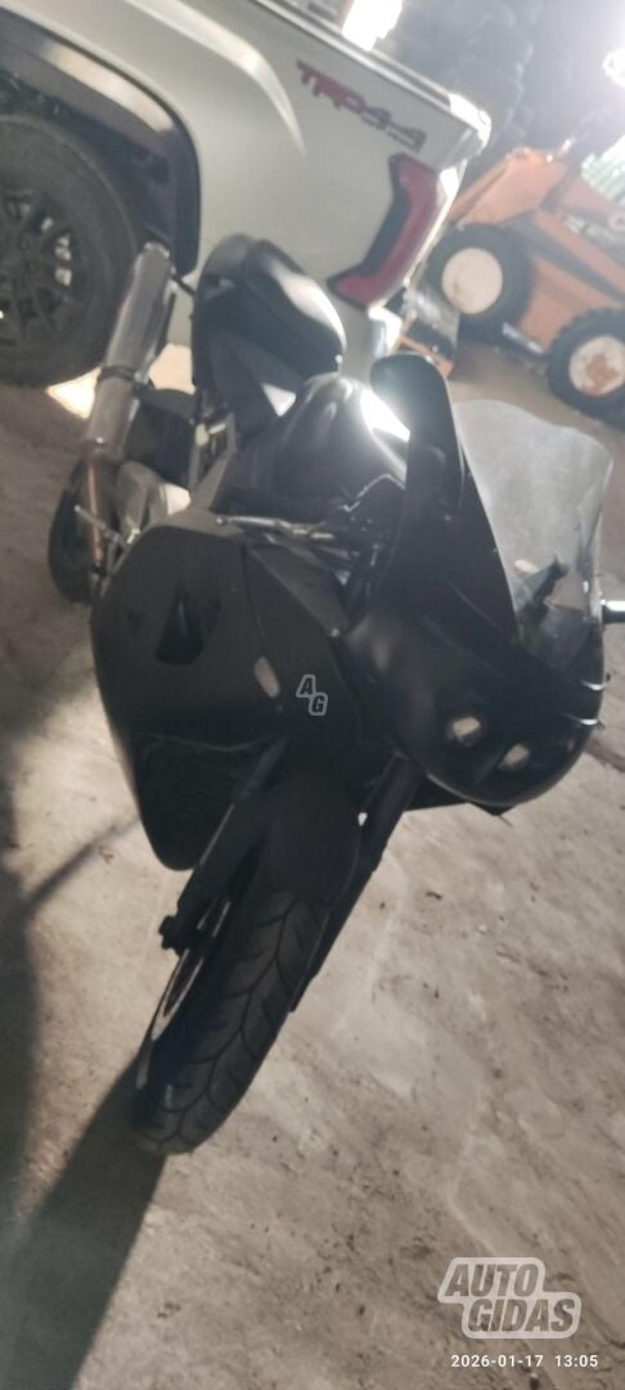 Black Aprilia RSV 2002 in Vilnius, with an engine capacity of 1.00 L and mileage of 0 thousand km for 1550 €, photo 9 on AUTOMOTO.COM.LV