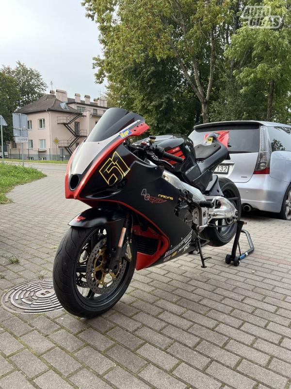 Black Aprilia RSV 2003 in Klaipeda, with an engine capacity of 1.00 L and mileage of 41 thousand km for 2100 €, photo 2 on AUTOMOTO.COM.LV