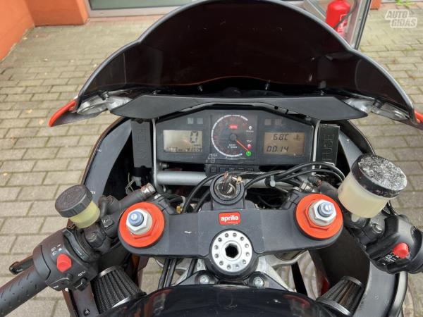 Black Aprilia RSV 2003 in Klaipeda, with an engine capacity of 1.00 L and mileage of 41 thousand km for 2100 €, photo 6 on AUTOMOTO.COM.LV