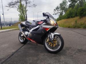Pelēks Aprilia RSV 2004 Viļņa, ar dzinēja tilpumu 1.00 L un nobraukumu 14 tūkst. km par 2700 €, foto  vietnē AUTOMOTO.COM.LV