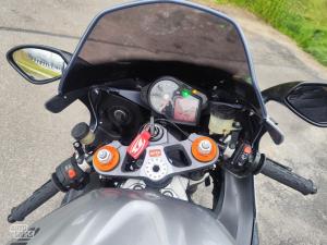 Pelēks Aprilia RSV 2004 Viļņa, ar dzinēja tilpumu 1.00 L un nobraukumu 14 tūkst. km par 2700 €, foto 8 vietnē AUTOMOTO.COM.LV
