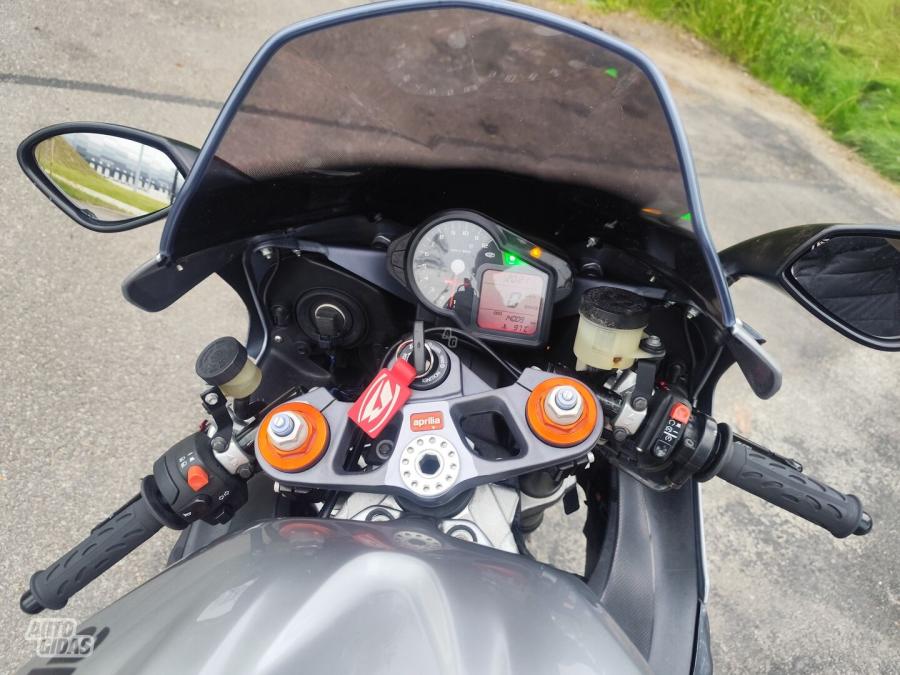 Pelēks Aprilia RSV 2004 Viļņa, ar dzinēja tilpumu 1.00 L un nobraukumu 14 tūkst. km par 2700 €, foto 8 vietnē AUTOMOTO.COM.LV