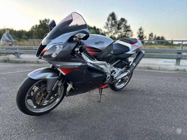 Aprilia RSV 2004 in Vilnius, with an engine capacity of 1.00 L and mileage of 14 thousand km for 2900 €, photo 7 on AUTOMOTO.COM.LV