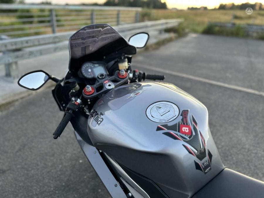 Aprilia RSV 2004 Viļņa, ar dzinēja tilpumu 1.00 L un nobraukumu 14 tūkst. km par 2900 €, foto 11 vietnē AUTOMOTO.COM.LV