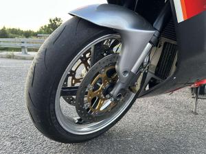 Aprilia RSV 2004 Viļņa, ar dzinēja tilpumu 1.00 L un nobraukumu 14 tūkst. km par 2900 €, foto 12 vietnē AUTOMOTO.COM.LV