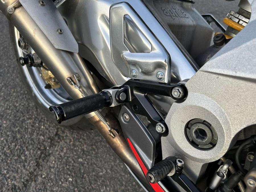 Aprilia RSV 2004 Viļņa, ar dzinēja tilpumu 1.00 L un nobraukumu 14 tūkst. km par 2900 €, foto 15 vietnē AUTOMOTO.COM.LV