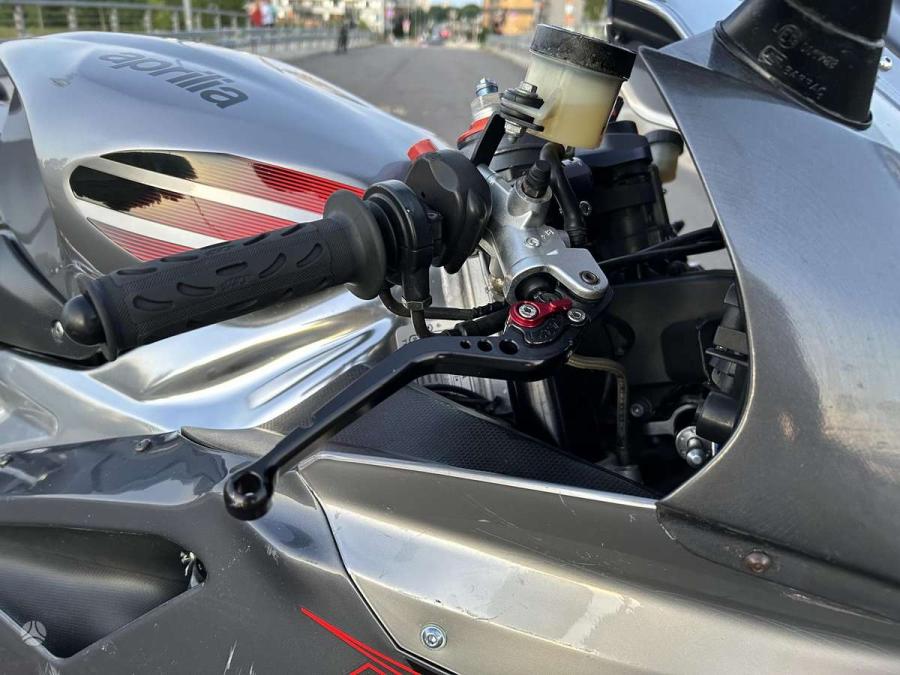 Aprilia RSV 2004 Viļņa, ar dzinēja tilpumu 1.00 L un nobraukumu 14 tūkst. km par 2900 €, foto 16 vietnē AUTOMOTO.COM.LV
