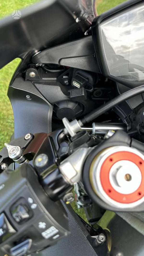 Aprilia RSV 2019 in Kaunas, with an engine capacity of 1.00 L and mileage of 37 thousand km for 11500 €, photo 9 on AUTOMOTO.COM.LV