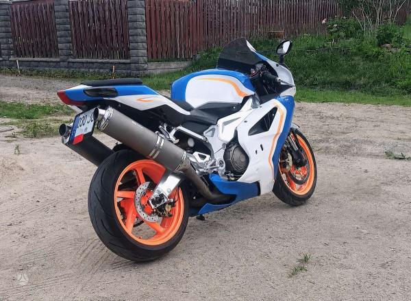 Red Aprilia RSV 2005 in Vilnius, with an engine capacity of 1.00 L and mileage of 34 thousand km for 2000 €, photo 1 on AUTOMOTO.COM.LV