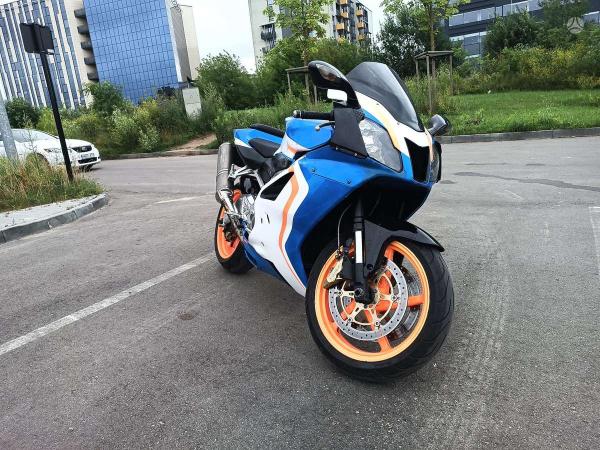 Red Aprilia RSV 2005 in Vilnius, with an engine capacity of 1.00 L and mileage of 34 thousand km for 2000 €, photo 4 on AUTOMOTO.COM.LV