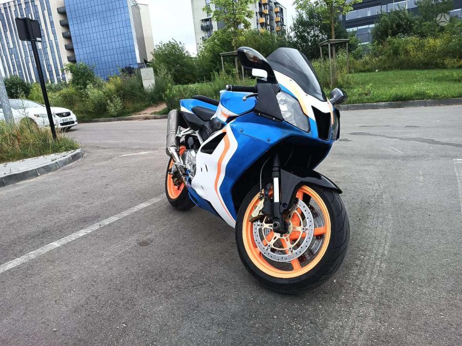 Sarkans Aprilia RSV 2005 Viļņa, ar dzinēja tilpumu 1.00 L un nobraukumu 34 tūkst. km par 2000 €, foto 5 vietnē AUTOMOTO.COM.LV