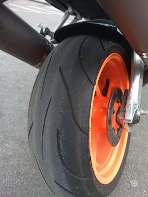 Sarkans Aprilia RSV 2005 Viļņa, ar dzinēja tilpumu 1.00 L un nobraukumu 34 tūkst. km par 2000 €, foto 7 vietnē AUTOMOTO.COM.LV