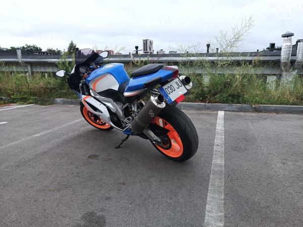 Sarkans Aprilia RSV 2005 Viļņa, ar dzinēja tilpumu 1.00 L un nobraukumu 34 tūkst. km par 2000 €, foto 2 vietnē AUTOMOTO.COM.LV