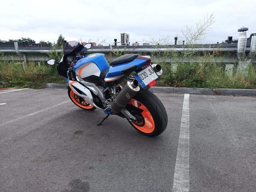 Red Aprilia RSV 2005 in Vilnius, with an engine capacity of 1.00 L and mileage of 34 thousand km for 2000 €, photo 3 on AUTOMOTO.COM.LV