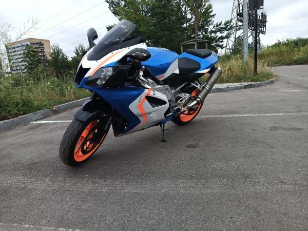 Sarkans Aprilia RSV 2005 Viļņa, ar dzinēja tilpumu 1.00 L un nobraukumu 34 tūkst. km par 2000 €, foto 4 vietnē AUTOMOTO.COM.LV