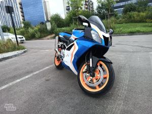 Sarkans Aprilia RSV 2005 Viļņa, ar dzinēja tilpumu 1.00 L un nobraukumu 34 tūkst. km par 2000 €, foto 4 vietnē AUTOMOTO.COM.LV