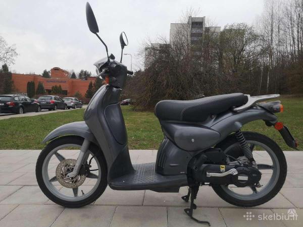 Pelēks Aprilia Scarabeo 2006 Viļņa, ar dzinēja tilpumu 49.00 L un nobraukumu 11 tūkst. km par 900 €, foto 5 vietnē AUTOMOTO.COM.LV