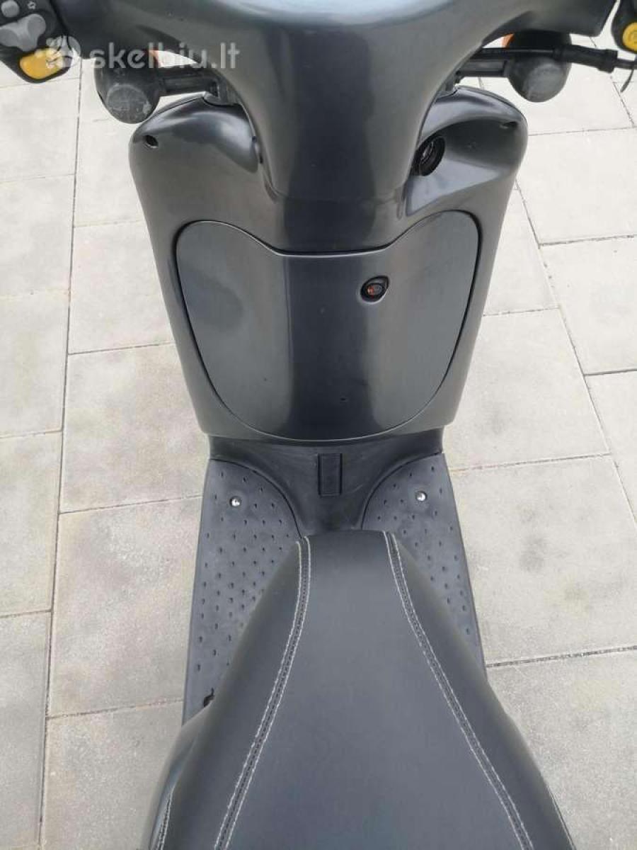 Pelēks Aprilia Scarabeo 2006 Viļņa, ar dzinēja tilpumu 49.00 L un nobraukumu 11 tūkst. km par 900 €, foto 7 vietnē AUTOMOTO.COM.LV