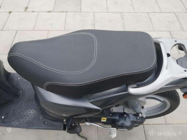 Pelēks Aprilia Scarabeo 2006 Viļņa, ar dzinēja tilpumu 49.00 L un nobraukumu 11 tūkst. km par 900 €, foto 9 vietnē AUTOMOTO.COM.LV