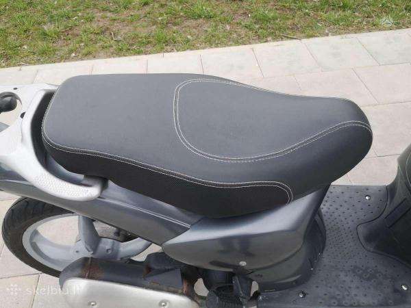 Pelēks Aprilia Scarabeo 2006 Viļņa, ar dzinēja tilpumu 49.00 L un nobraukumu 11 tūkst. km par 900 €, foto 10 vietnē AUTOMOTO.COM.LV
