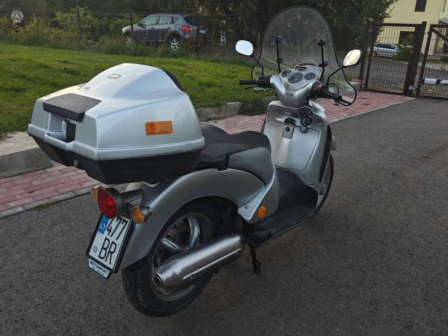 Aprilia Scarabeo 2002 in Vilnius, with an engine capacity of 0.20 L and mileage of 30 thousand km for 670 €, photo 4 on AUTOMOTO.COM.LV