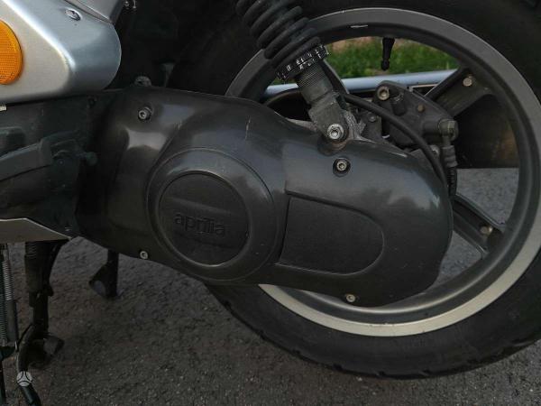 Aprilia Scarabeo 2002 in Vilnius, with an engine capacity of 0.20 L and mileage of 30 thousand km for 670 €, photo 6 on AUTOMOTO.COM.LV