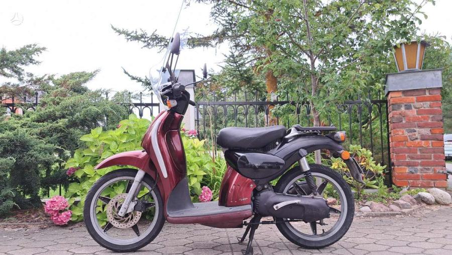 Red Aprilia Scarabeo 2008 in Pasvalys, with an engine capacity of 49.00 L and mileage of 18 thousand km for 1150 €, photo 3 on AUTOMOTO.COM.LV