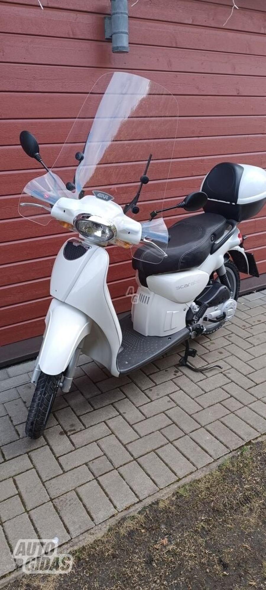 Balts Aprilia Scarabeo 2005 Šauļi, ar dzinēja tilpumu 0.10 L un nobraukumu 27 tūkst. km par 999 €, foto 1 vietnē AUTOMOTO.COM.LV